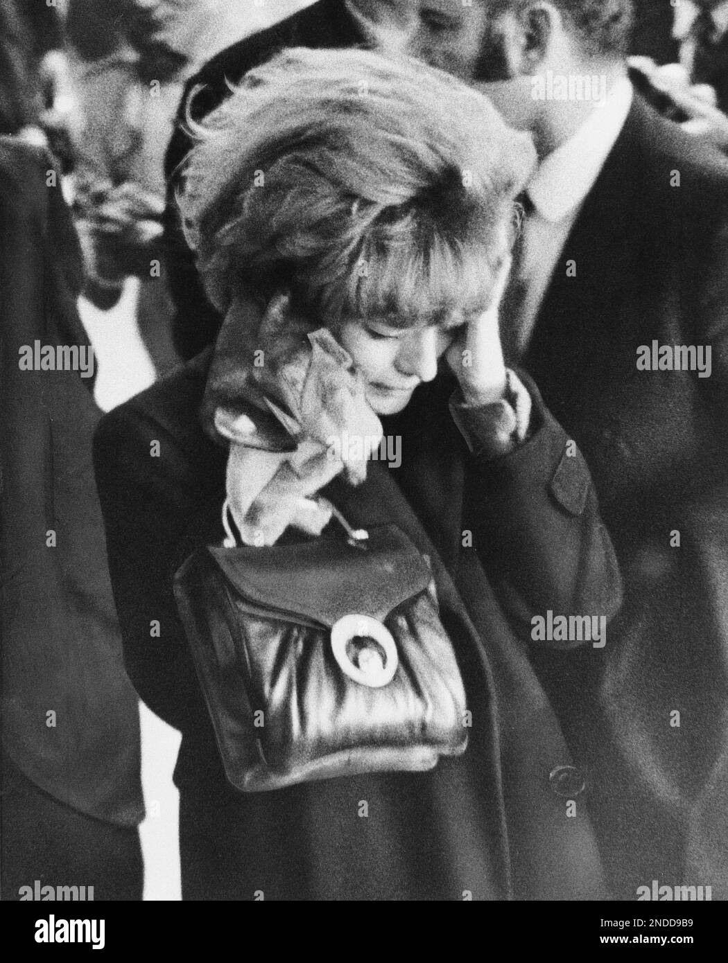 Alice Crimmins shields her face with her hands as she enters Queens ...