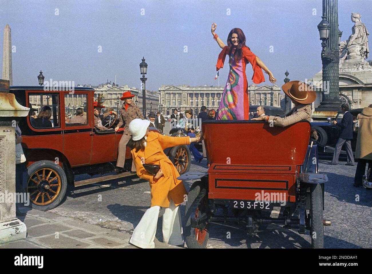 Elegance day for the ready-to-wear at Auteuil near Paris, in old cars ...