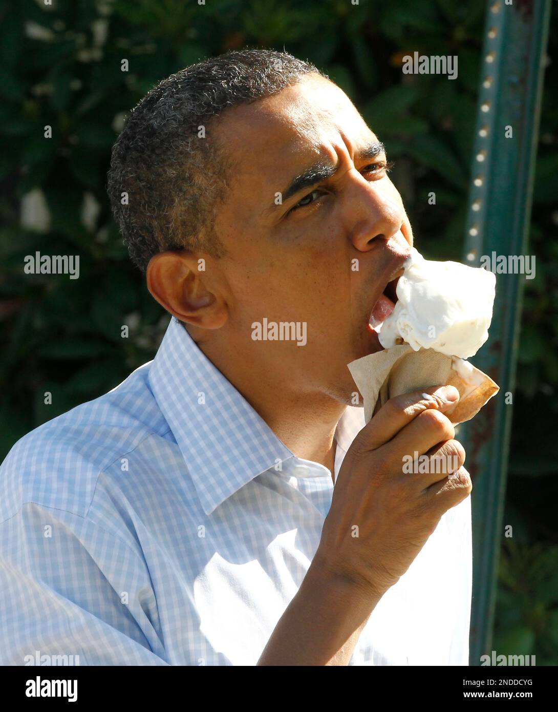 President Barack Obama eats coconut ice cream as he visits Mount Desert ...