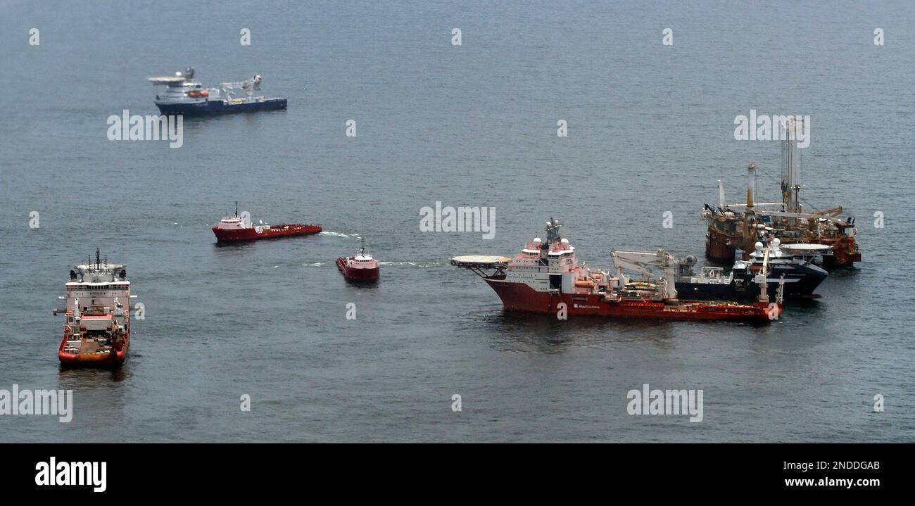 Vessels assisting in the capping of the Deepwater Horizon oil wellhead ...