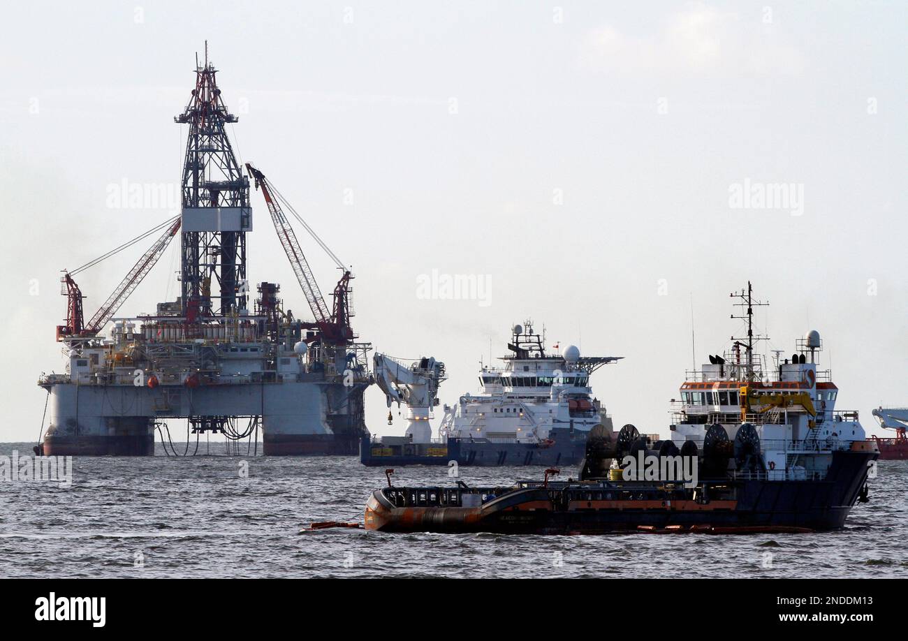 Vessels assisting in the capping of the Deepwater Horizon oil wellhead ...