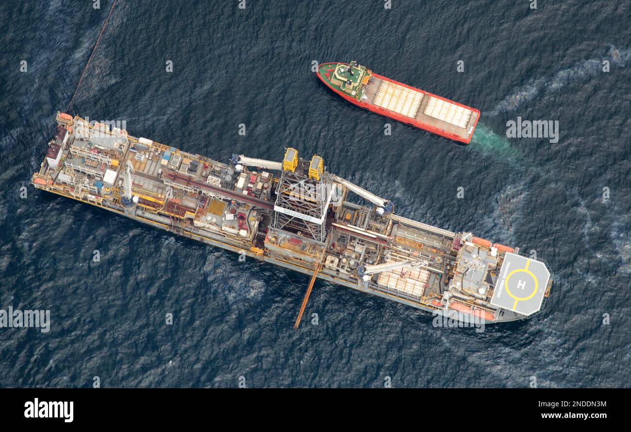 A workboat operates near the Transocean Discoverer Enterprise drilling ...