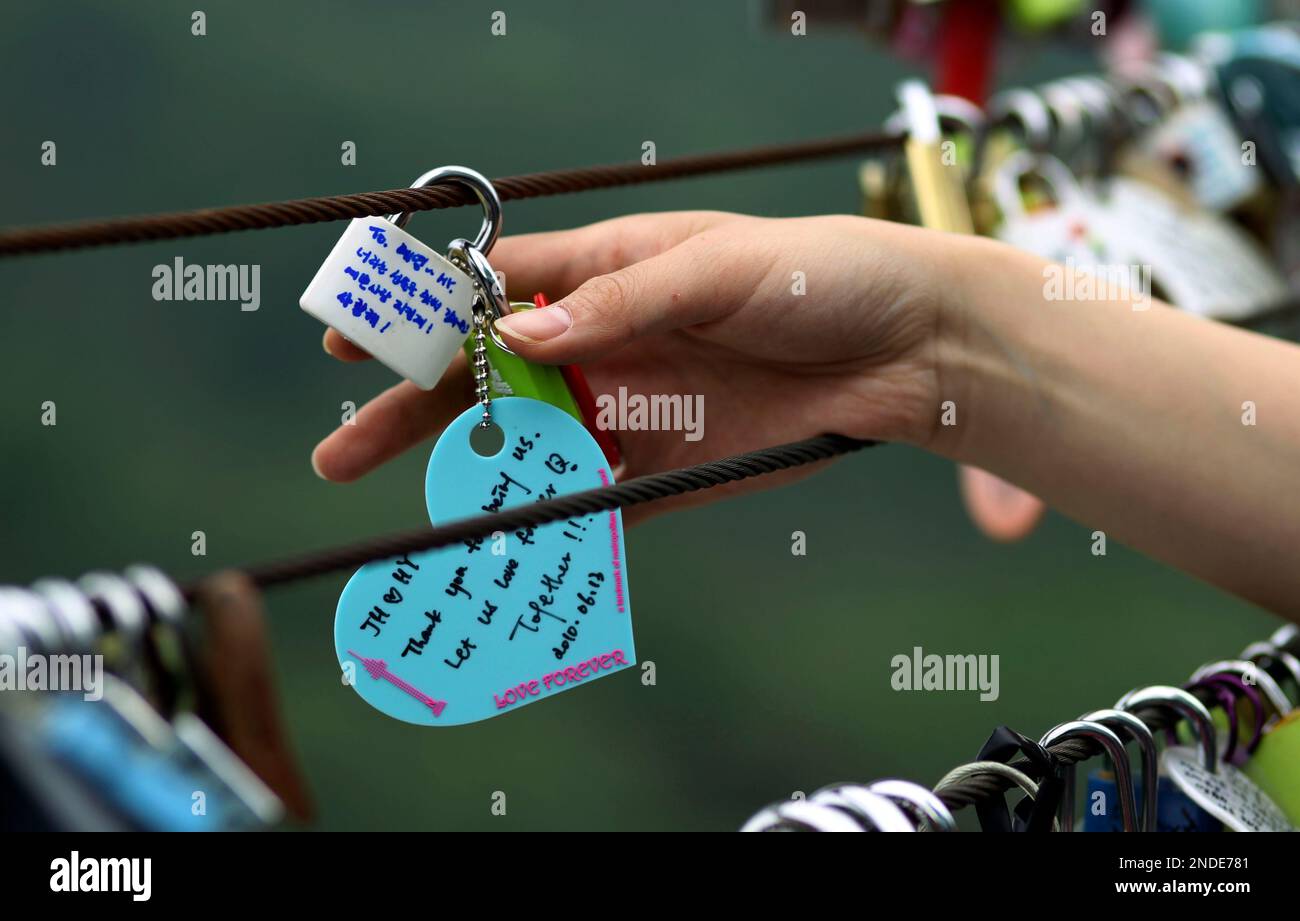 In this June 13, 2010 photo, a woman reads the note on a pad lock that ...