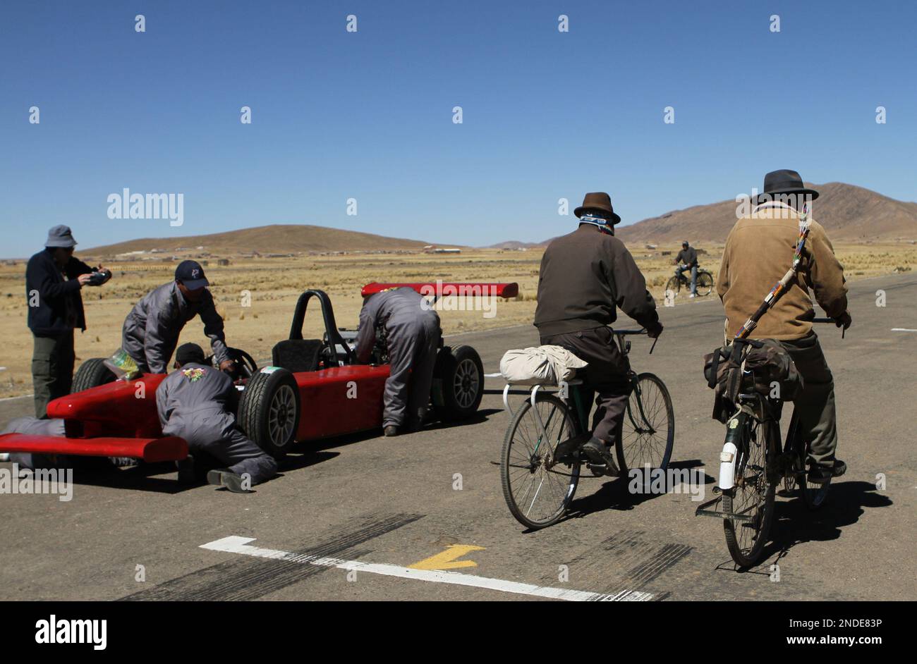 Mechanics prepare the prototype of the first Bolivian Formula Four race ...