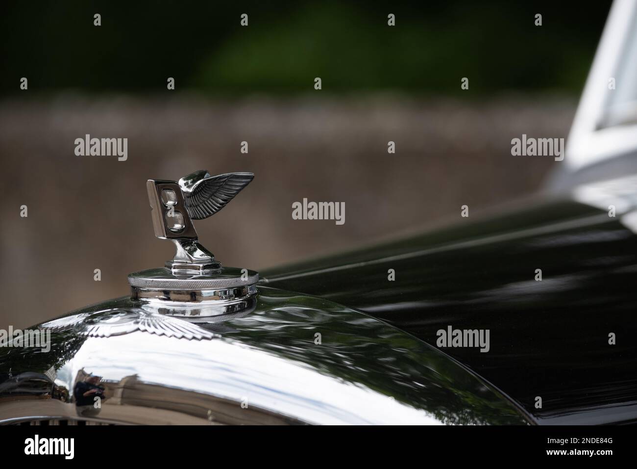 Silver bentley sign hi-res stock photography and images - Alamy