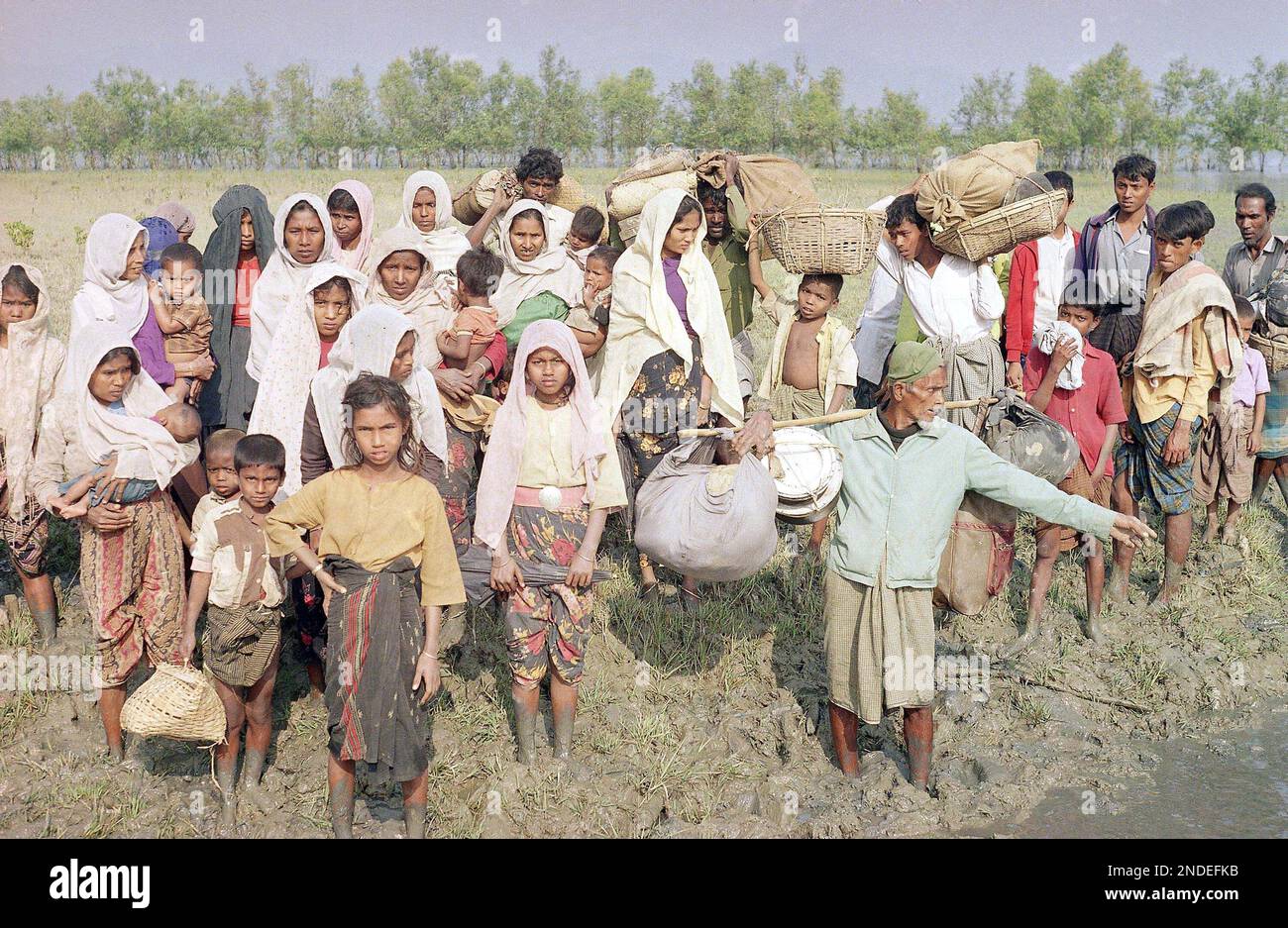 Burmese Muslims fleeling the military government arrived in Dhaka ...