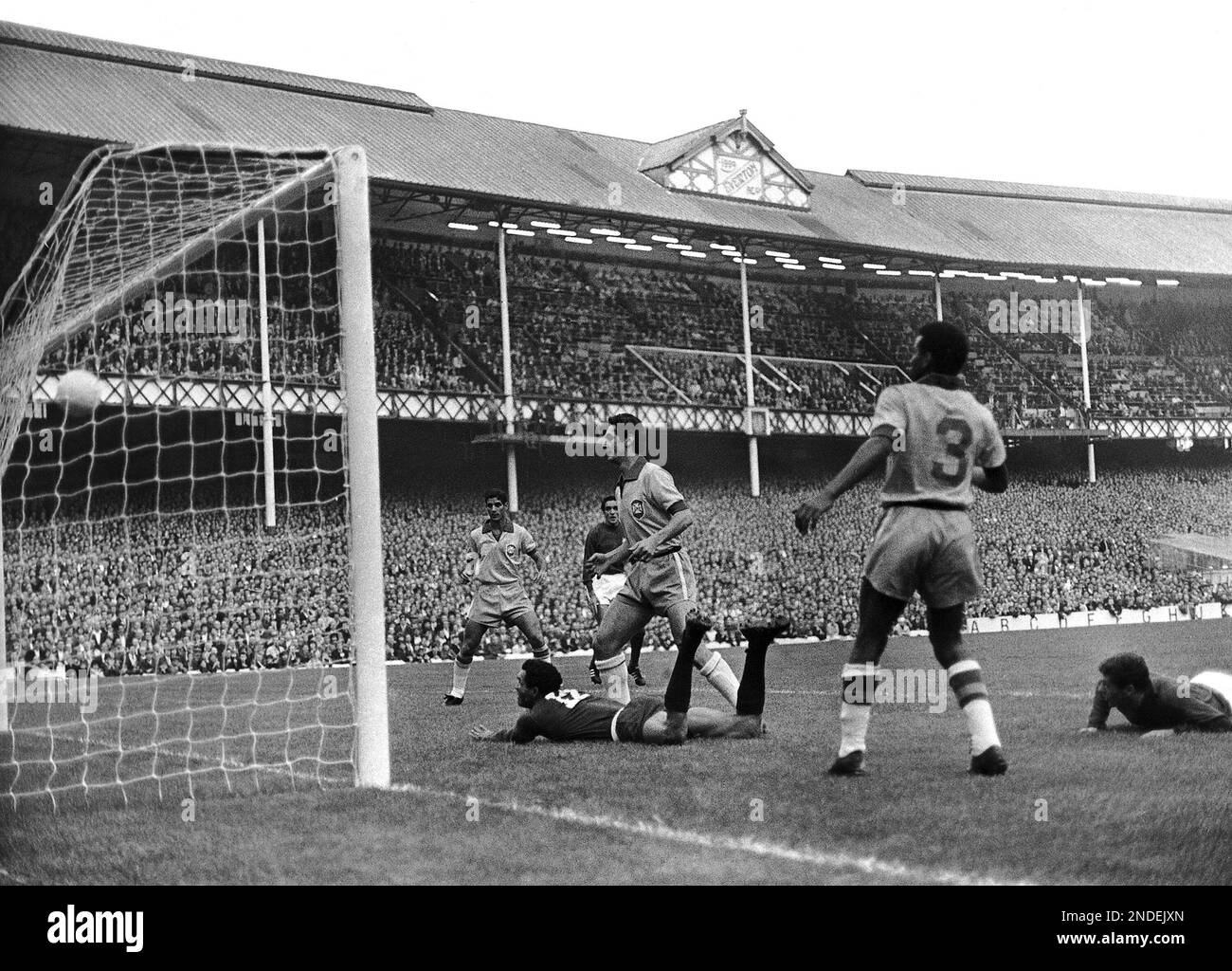 A ball from Simoes of Portugal beats the Brazilian goalkeeper Gilmar ...