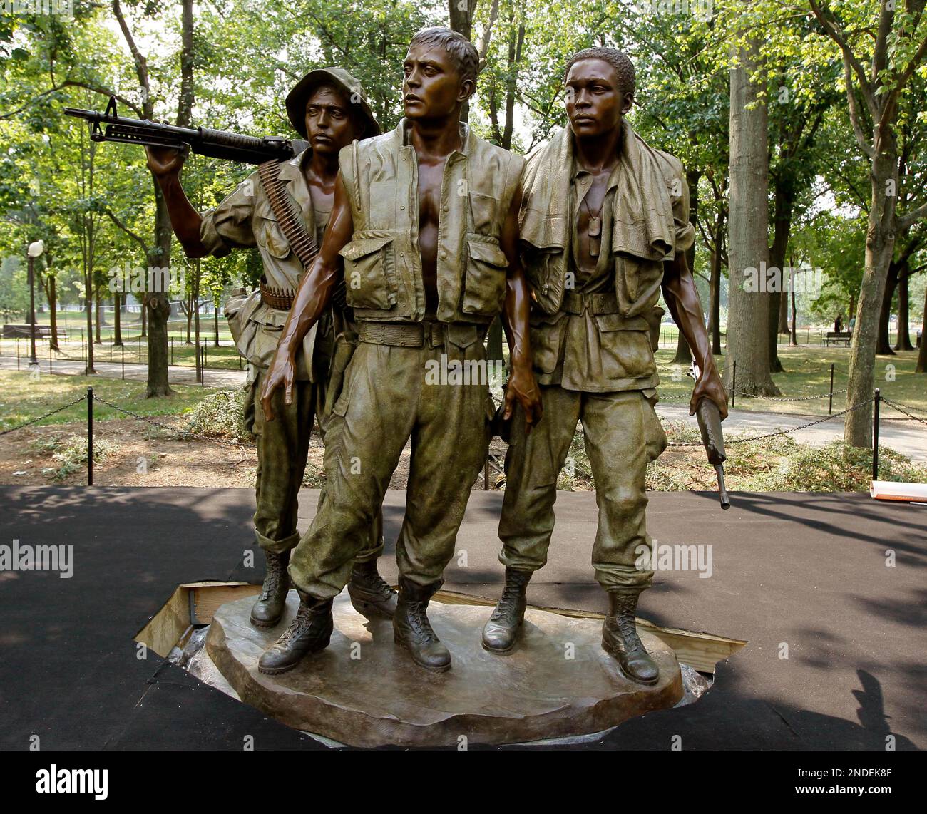 The Three Servicemen statue, at the Vietnam Veterans Memorial in ...