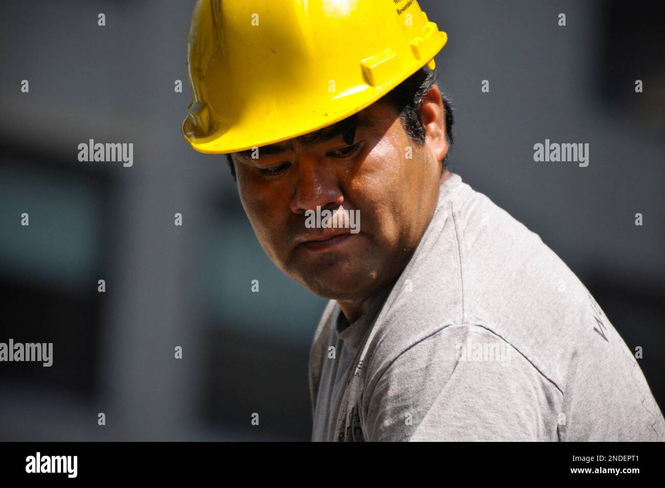 Construction worker Nelson Ramirez works in temperatures reaching the ...
