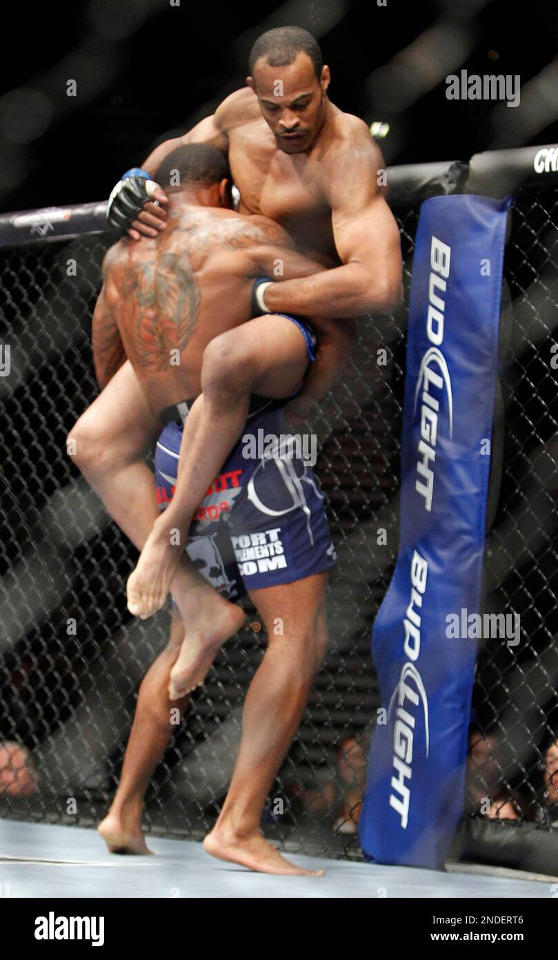 Dave Branch, right, and Gerald Harris compete during their UFC ...