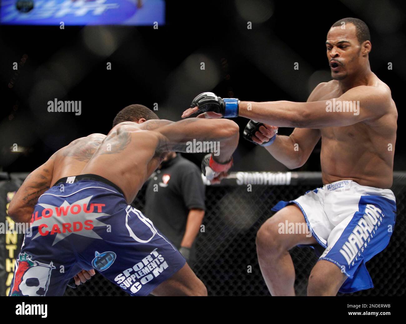 Dave Branch, right, and Gerald Harris compete during their UFC ...