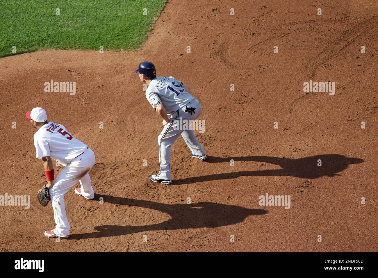 Milwaukee Brewers center fielder Jim Edmonds, right, gets a lead off ...