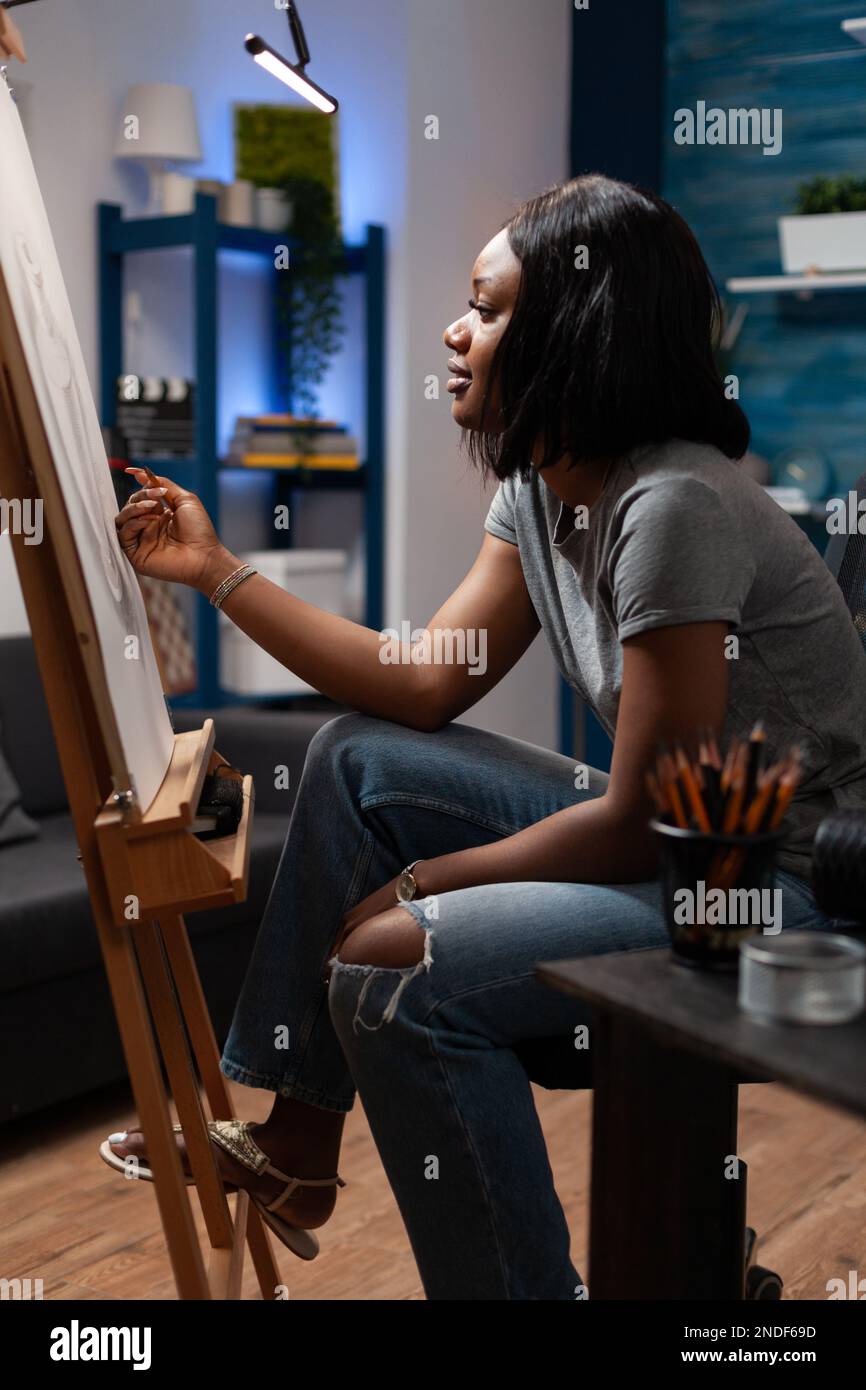 Woman with hand drawing skills starting sketch with colored pencils at ...