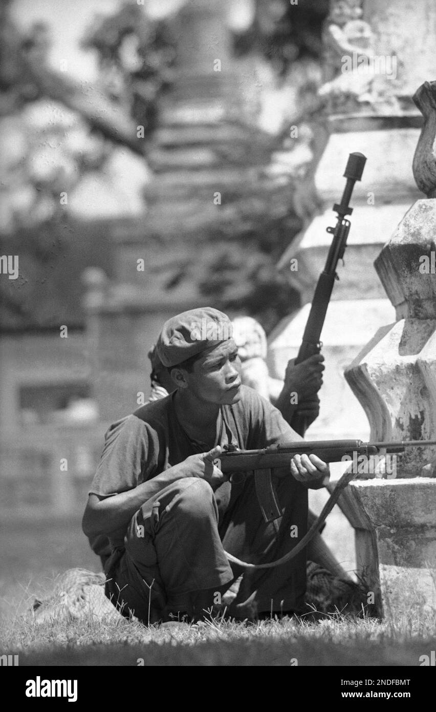 Soldiers crouch behind stuppas on temple grounds before making dash for ...