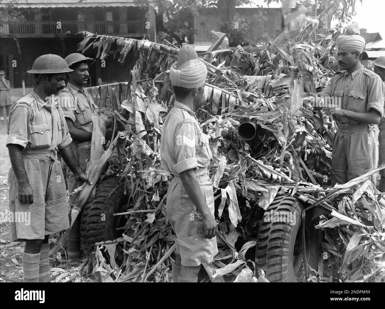 These Indian soldiers are camouflaging their Bofors gun at Taungdwingyi ...