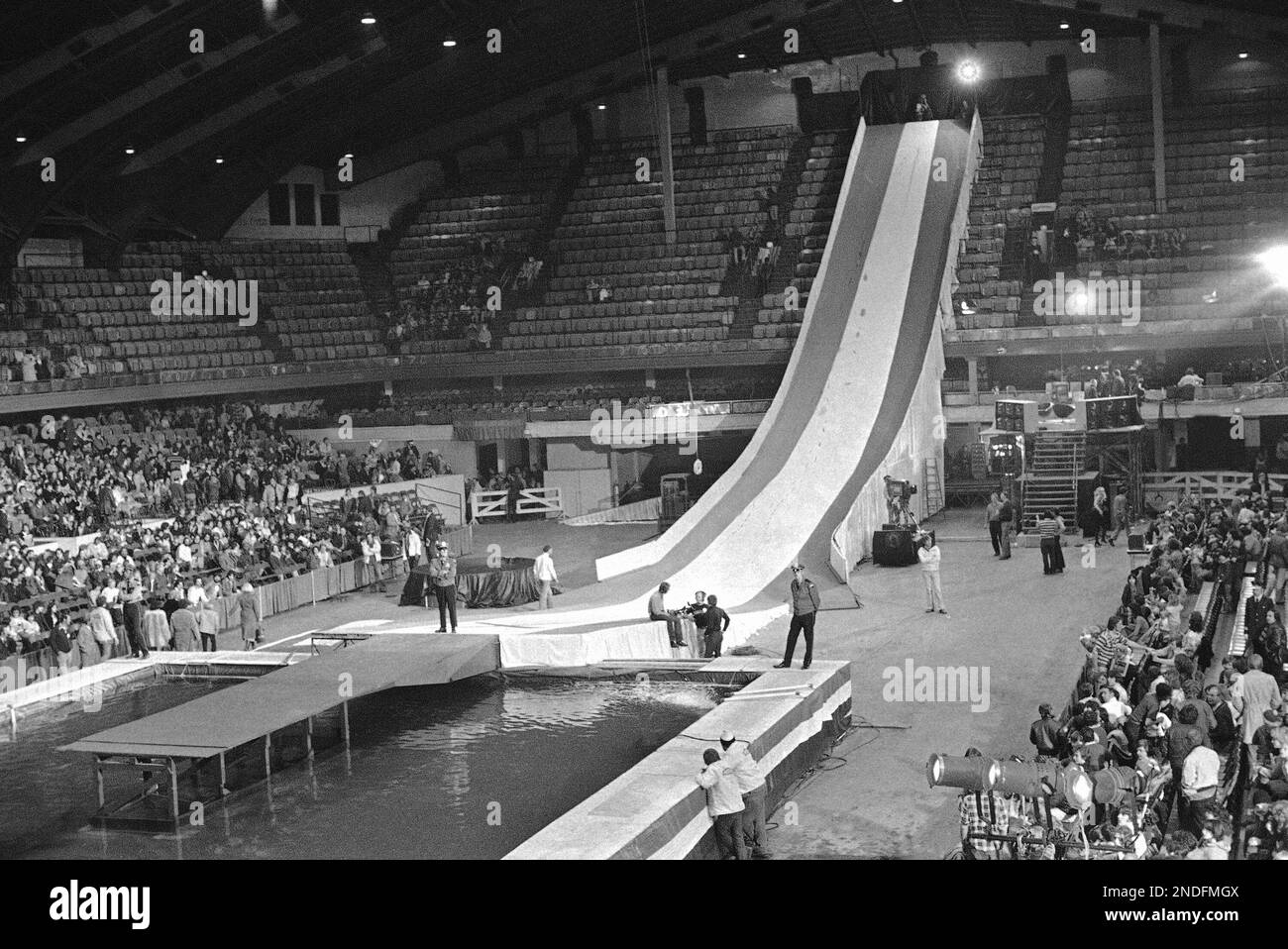 Guards and workmen stand by exit ramp where stuntman Evel Knievel ...