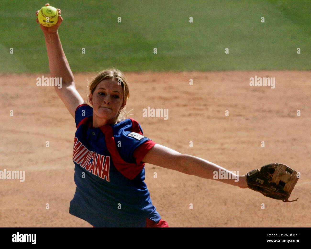 Dominican Republic's starting pitcher Hannah Penna throws during a ...