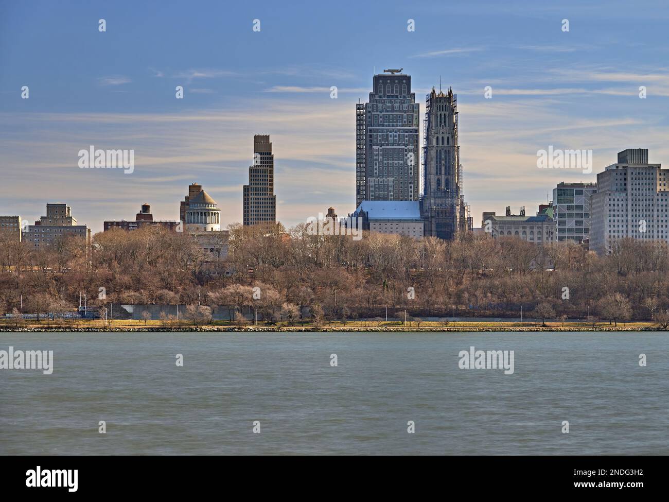 A long exposure of New York from the Hudson River walking path in ...