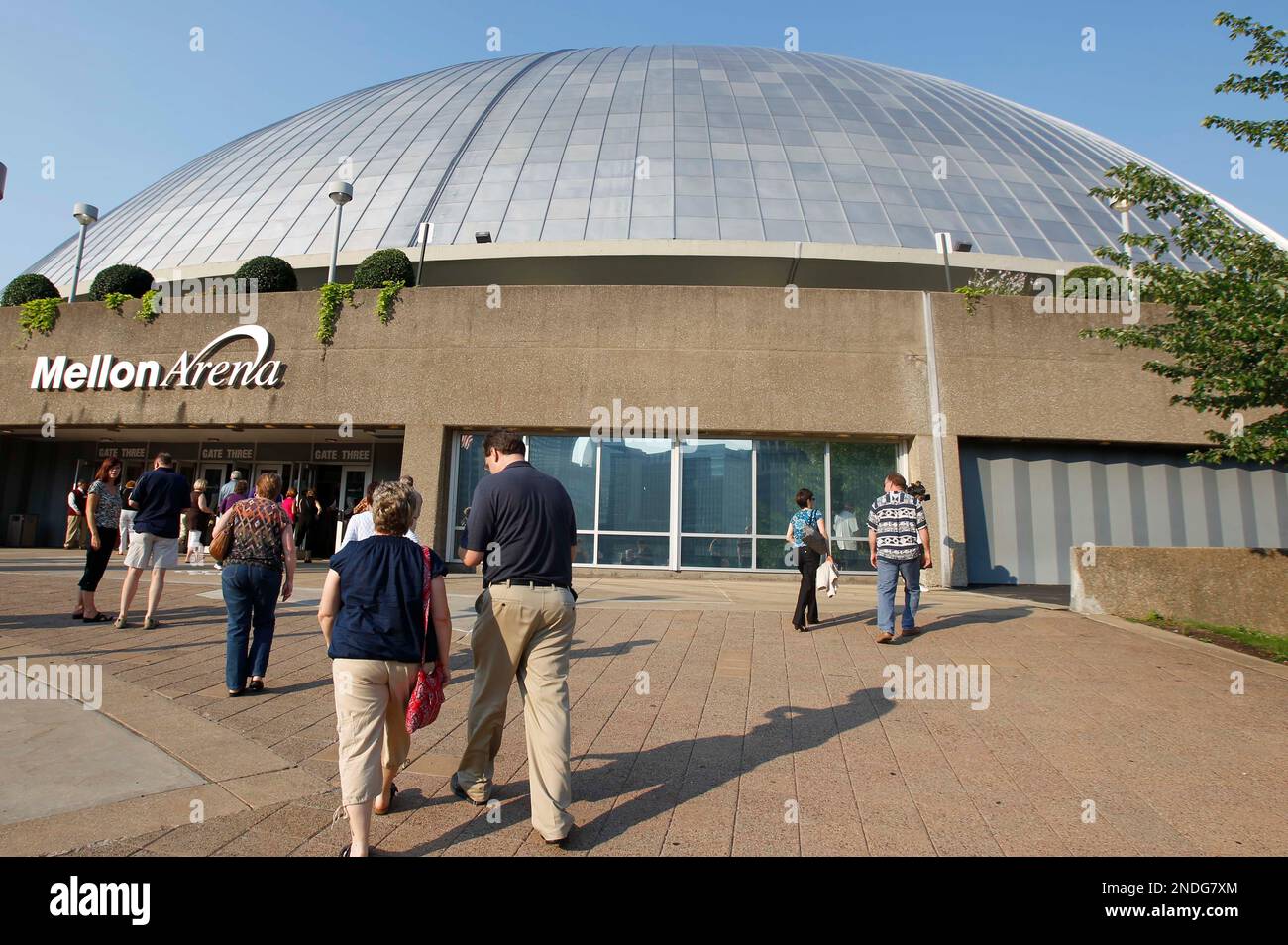 Patrons arrive for the James Taylor and Carole King concert, the last ...
