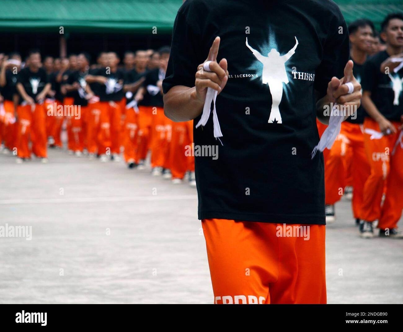 Inmates perform a Michael Jackson song to pay tribute to the King of ...