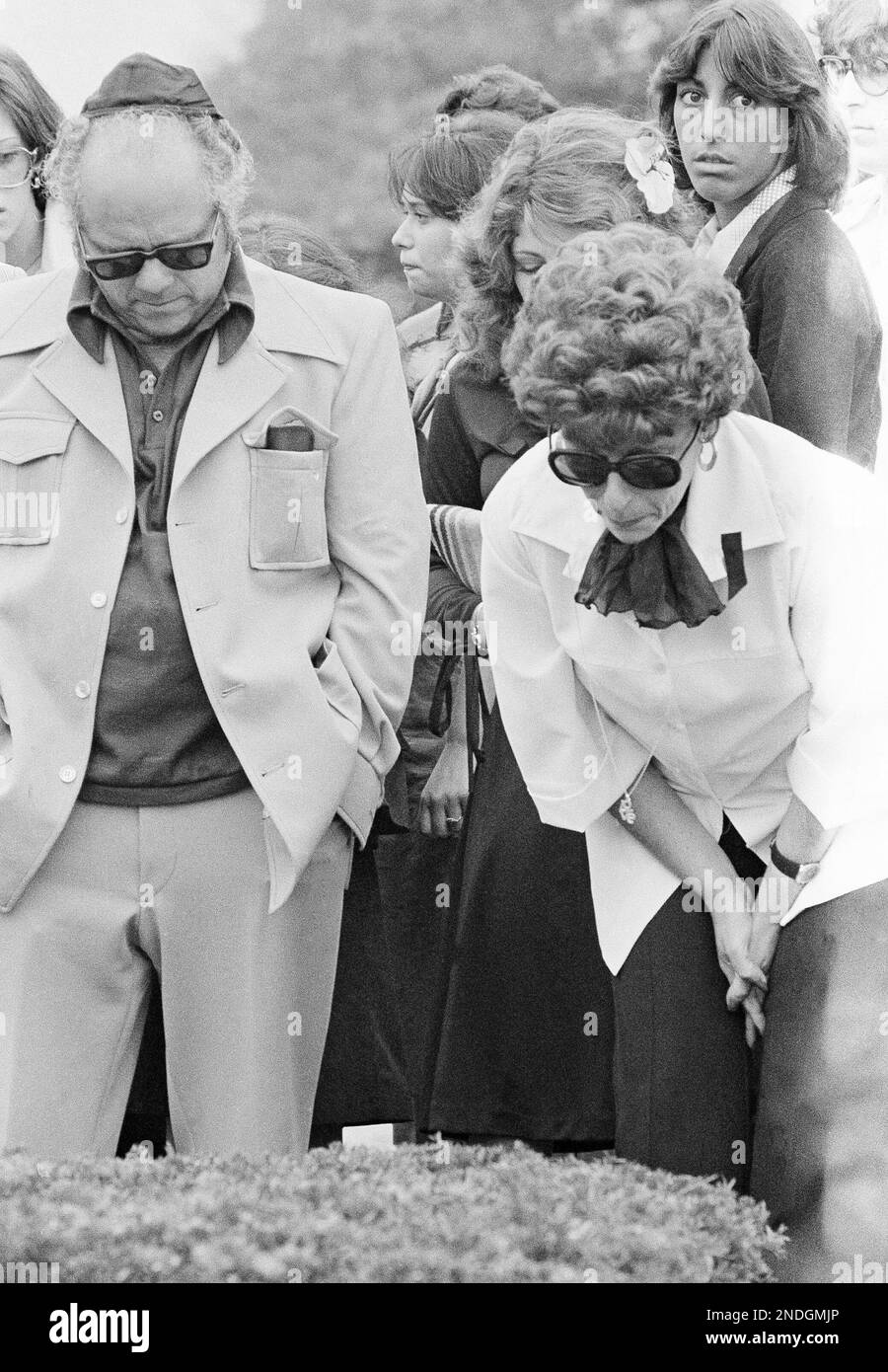 Jerome Moskowitz and his wife, Neysa, lean over the grave of their ...