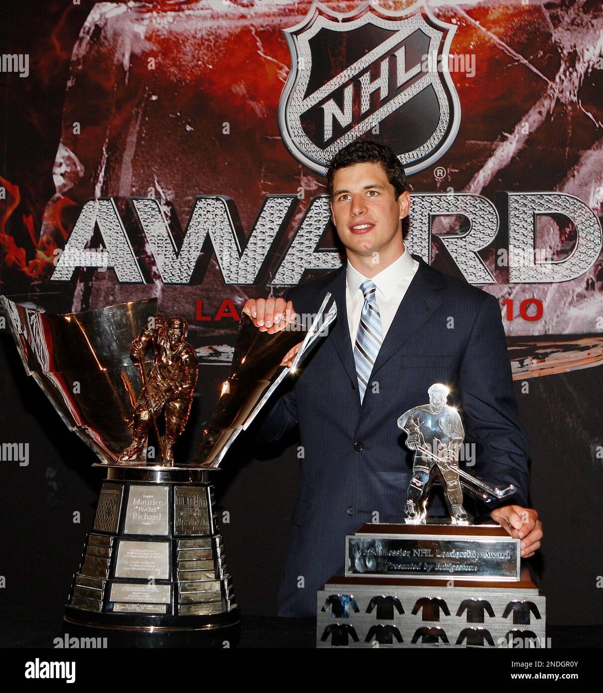 Pittsburgh Penguins' Sidney Crosby poses with the Mark Messier and ...