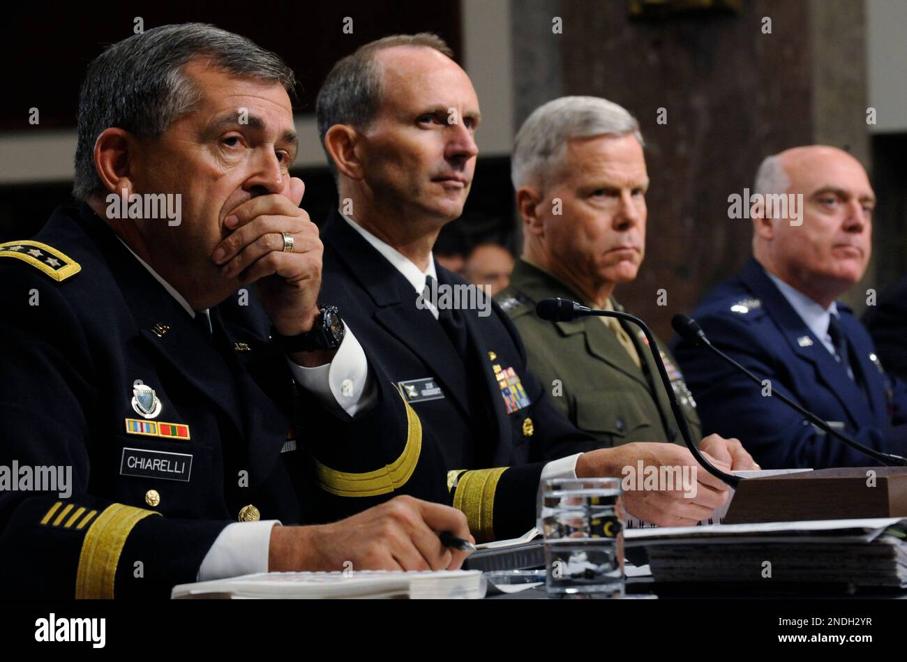 From left, Gen. Peter Chiarelli, Vice Chief of Staff for the U.S. Army ...