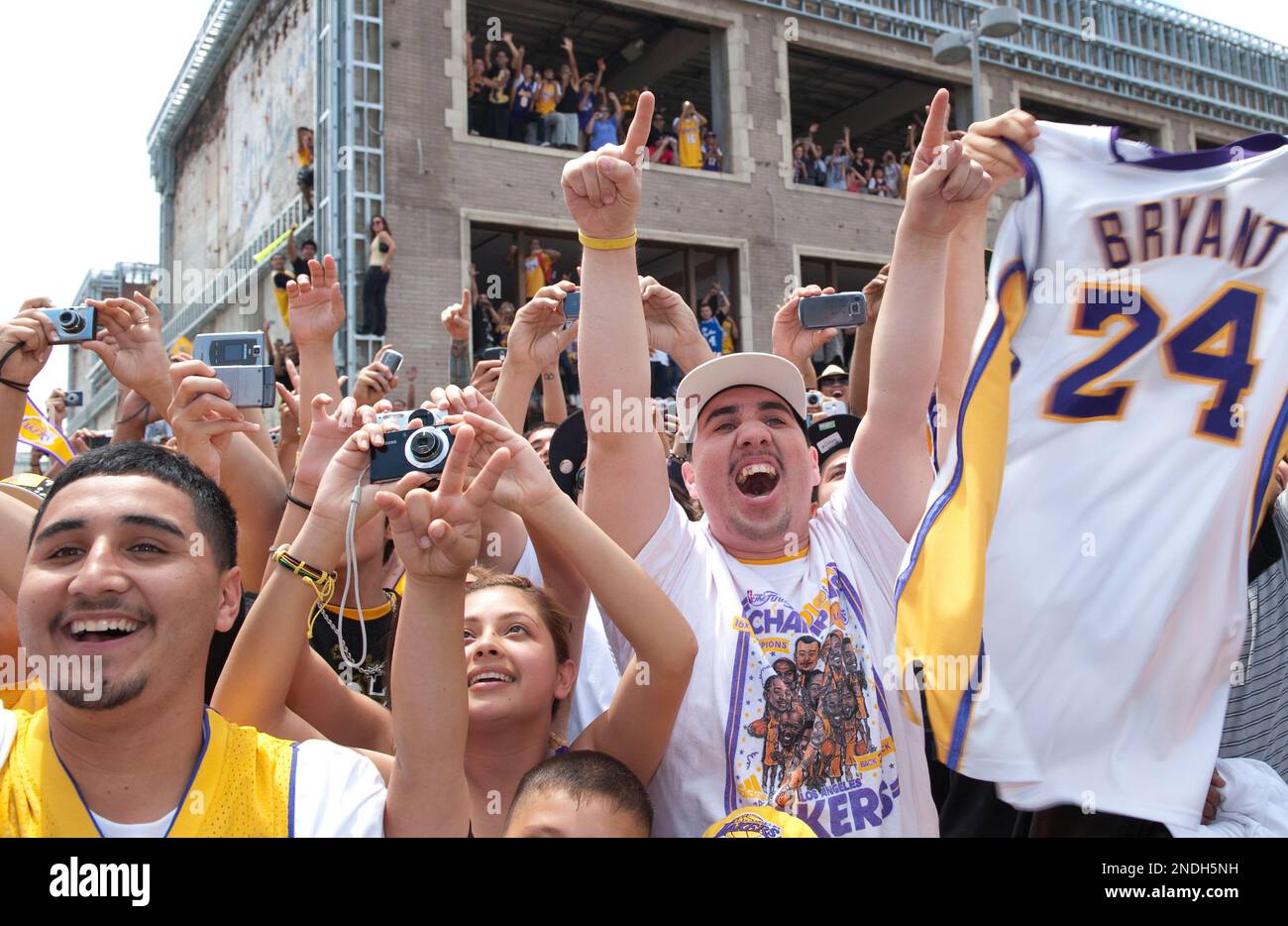 Los Angeles Lakers fans cheer at the Lakers NBA Championship parade on ...