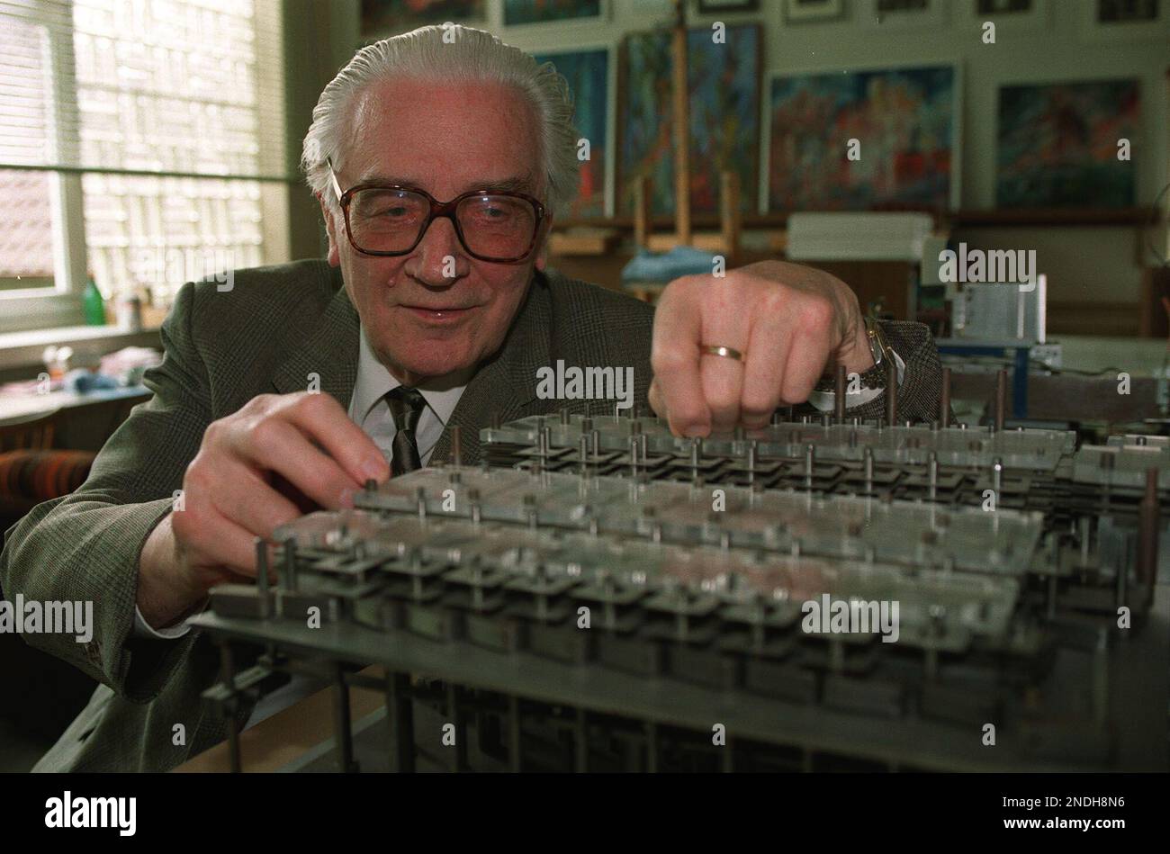 ***FILE*** 80. Geburtstag von Konrad Zuse, Erfinder des Computers. Im ...