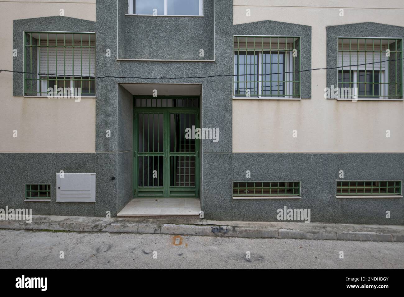 Cream colored building exterior hi-res stock photography and images - Alamy