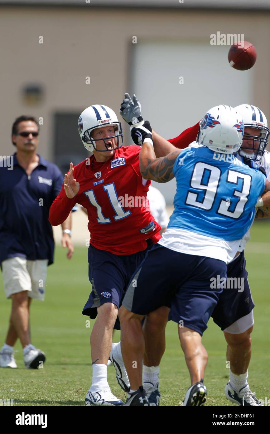 Tennessee Titans quarterback Chris Simms (11) passes over defensive end ...