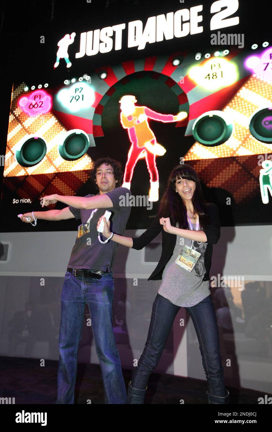 Geoffrey Arend, left, and his sister Emily Arend sample "Just Dance 2 ...