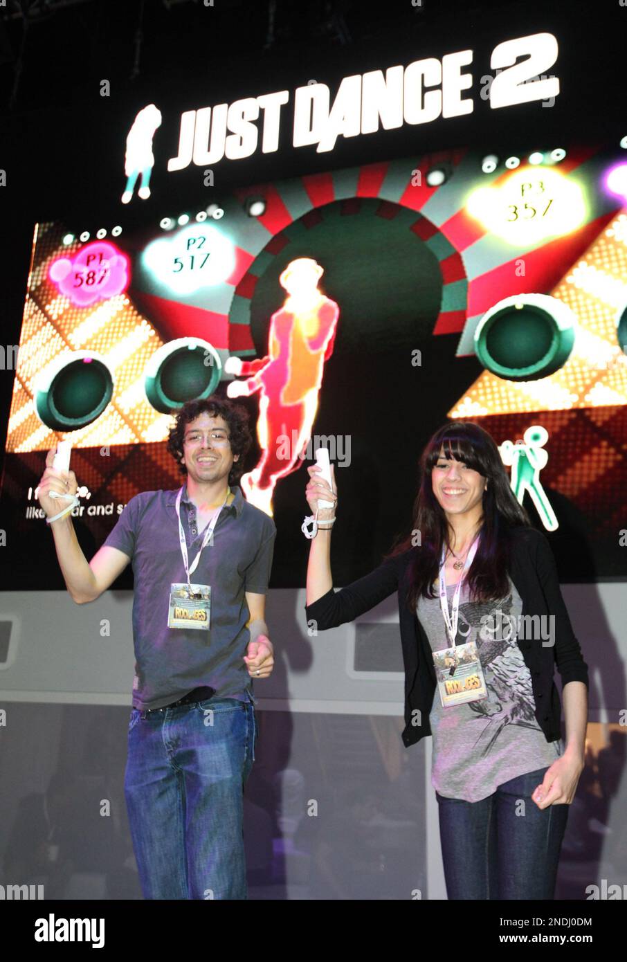 Geoffrey Arend, left, and his sister Emily Arend sample "Just Dance 2 ...