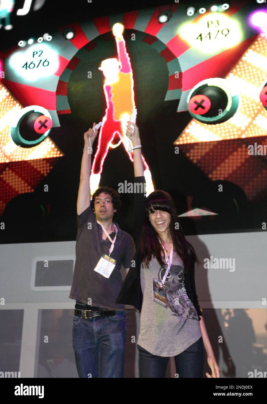 Geoffrey Arend, left, and his sister Emily Arend sample "Just Dance 2 ...
