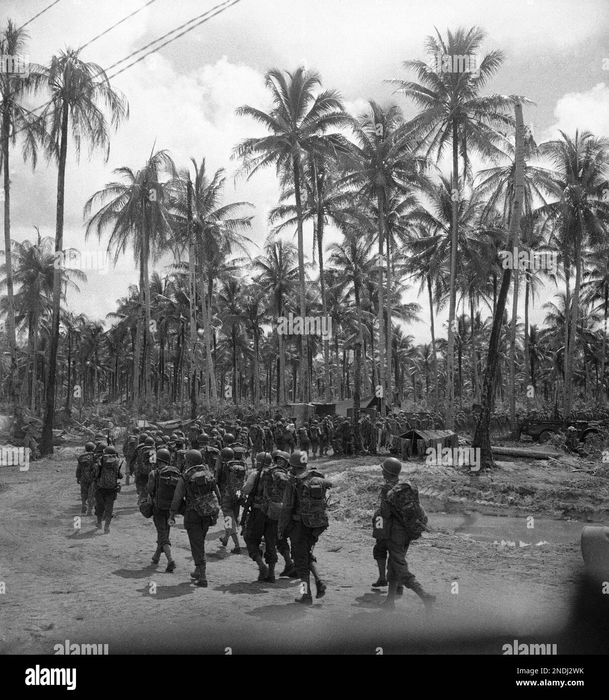 Fresh troops of the U.S. 1st Cavalry arriving at Los Negros Island ...