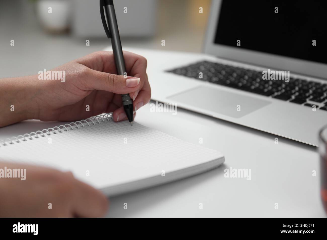 Left handed writing hi-res stock photography and images - Alamy