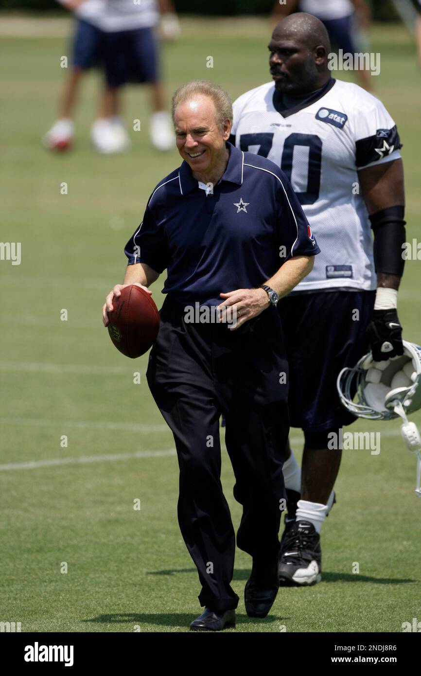 Hall of Fame quarterback Roger Staubach, front and guard Leonard Davis ...