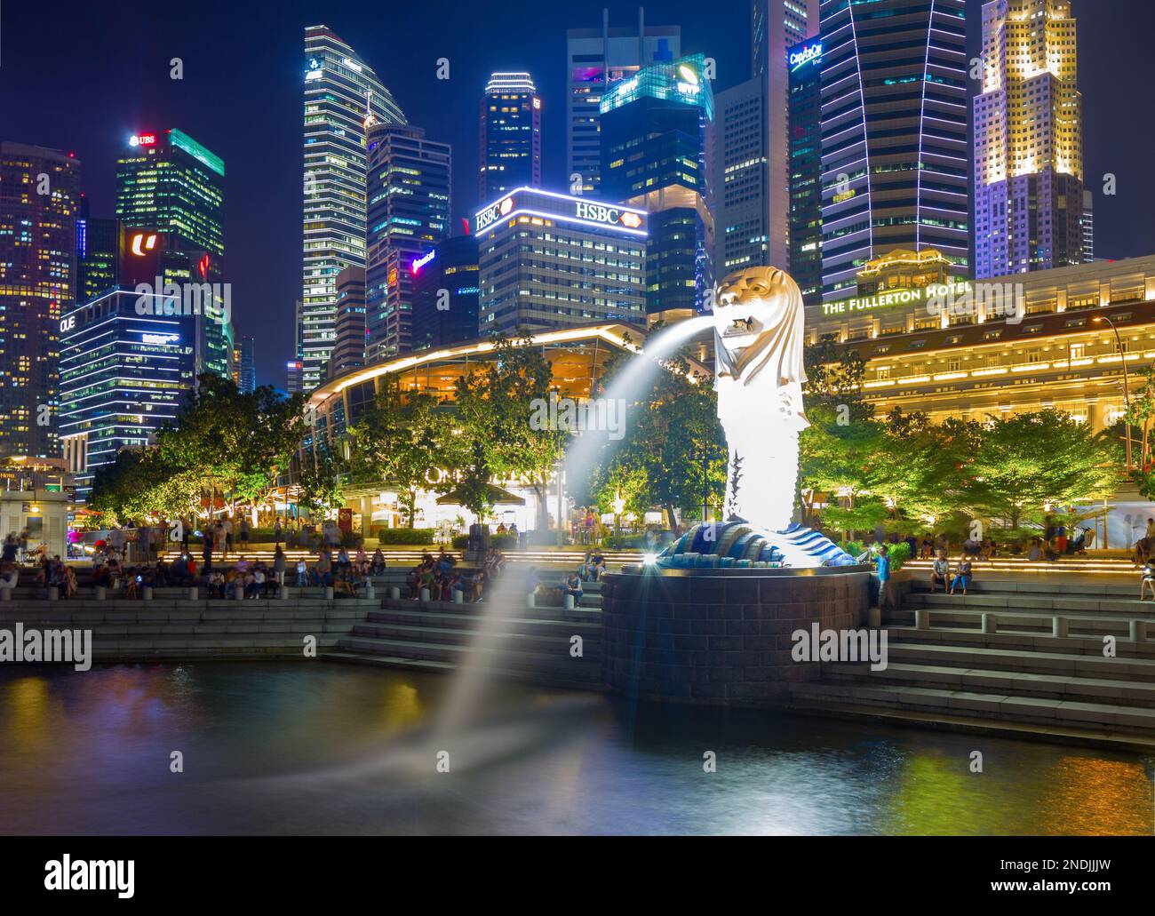 The Merlion, Singapore's national symbol, seen at Marina Bay by night ...