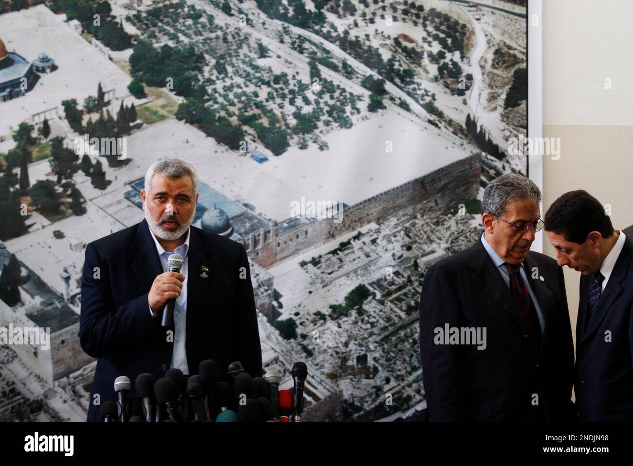 Arab League Secretary General Amr Moussa of Egypt, 2nd right, talks to ...