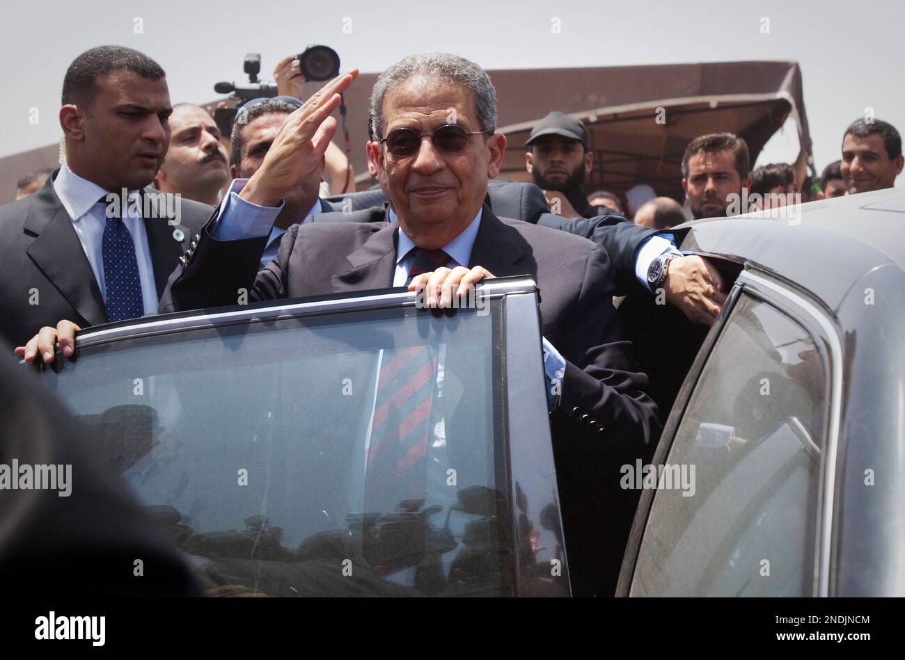 Arab League Secretary General Amr Moussa, center, of Egypt waves to ...