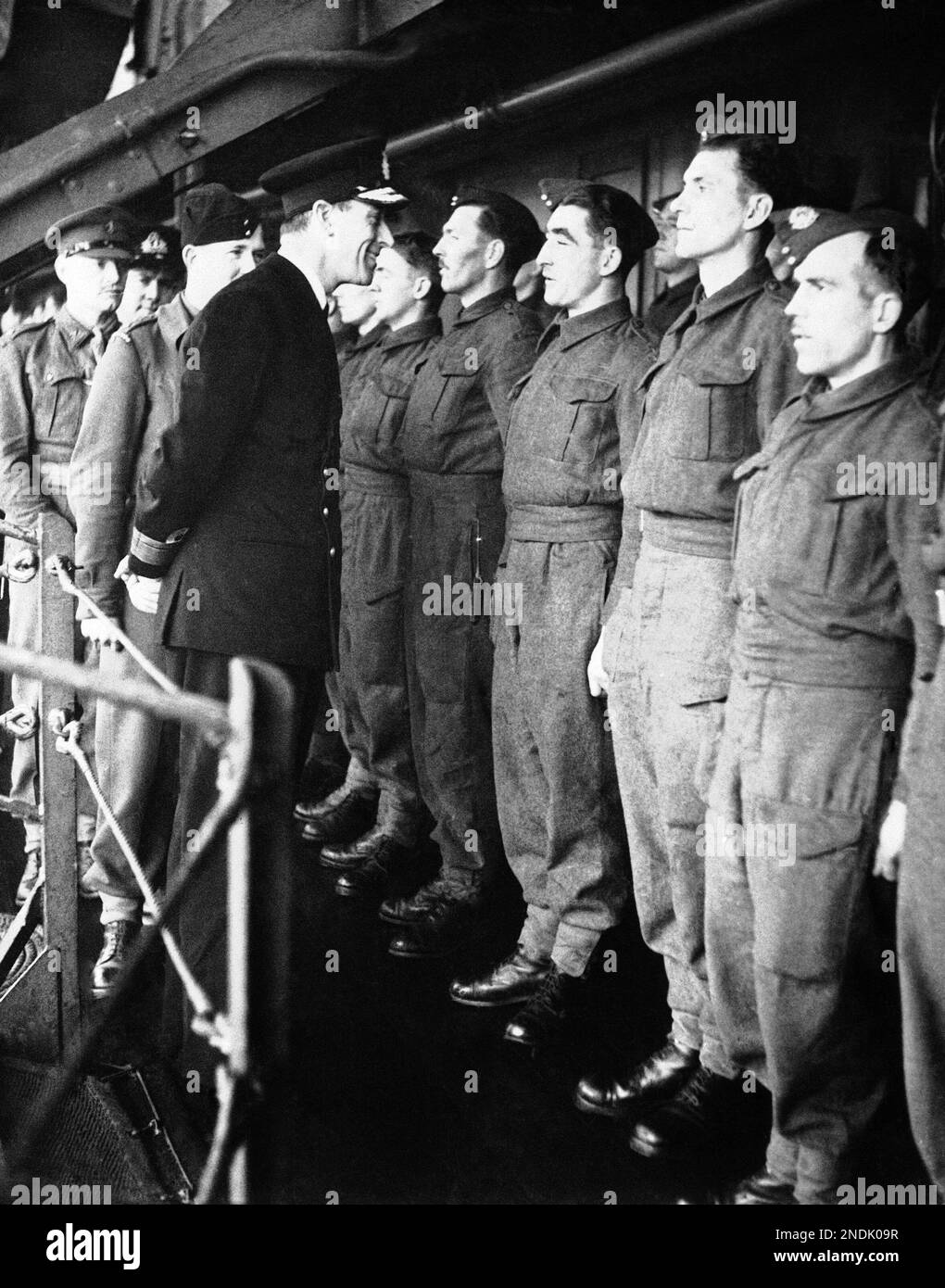 Vice Admiral Lord Louis Mountbatten inspects commandos in England on ...