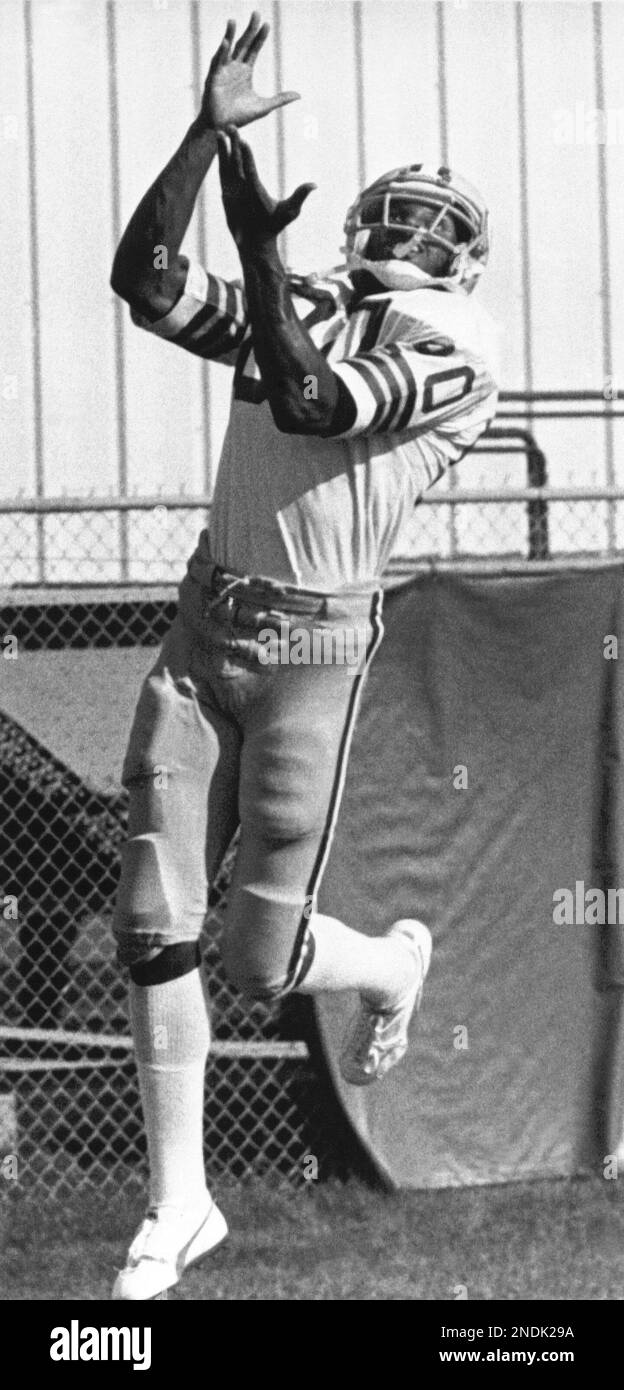 Green Bay Packers rookie wide receiver James Lofton goes up to pull in ...