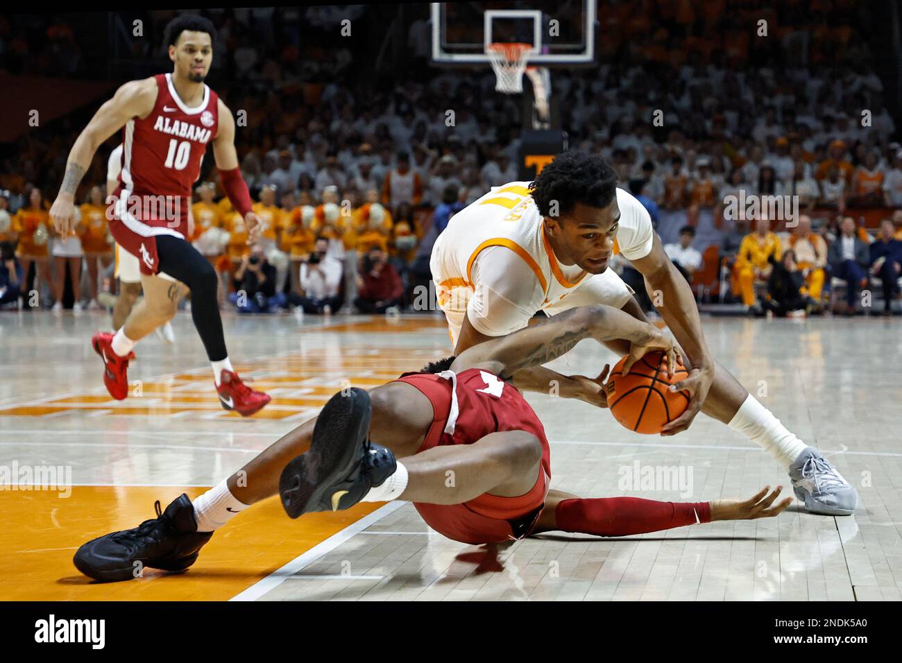 Tennessee forward Tobe Awaka (11) battles for the ball with Alabama ...
