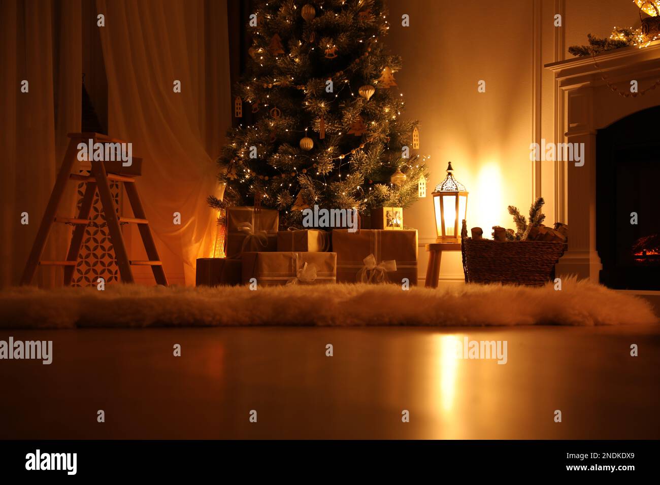 Dimly lit room hi-res stock photography and images - Alamy