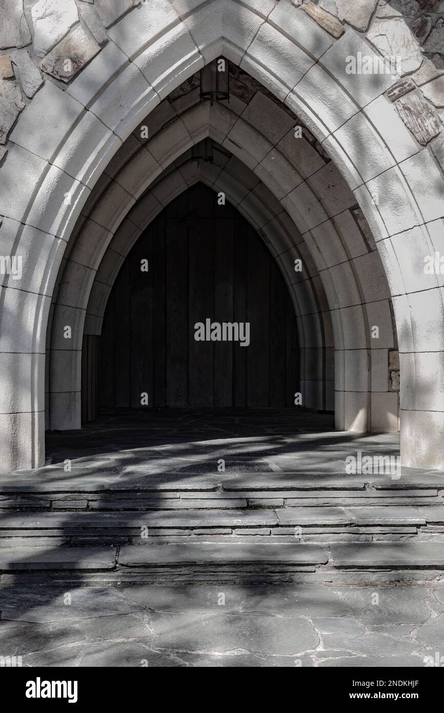 An arched entrance to a building Stock Photo - Alamy