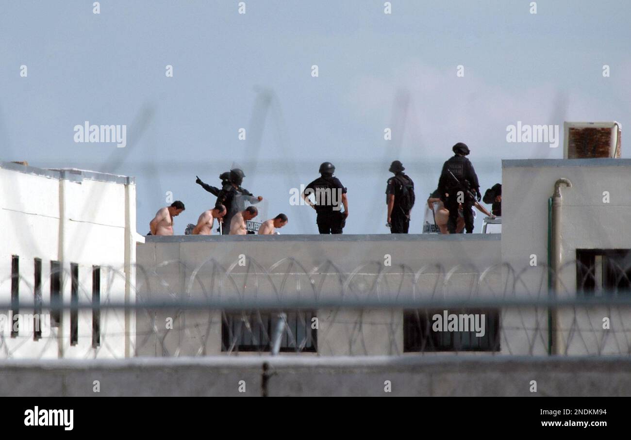 Mexican Federal Police Round Up Inmates In The Roof After A Prison Riot