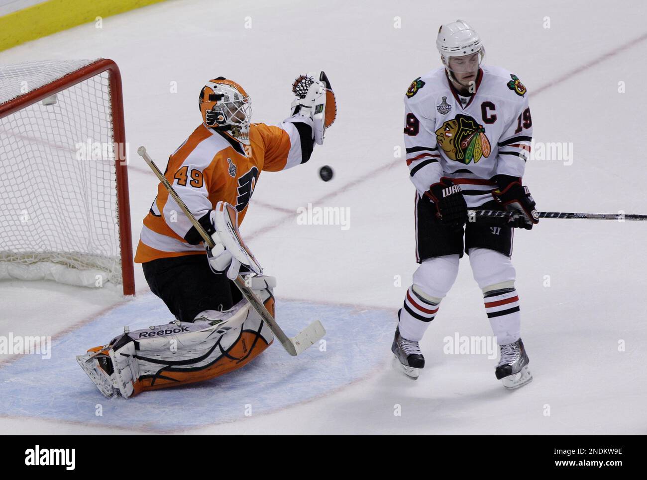 Chicago Blackhawks center Jonathan Toews (19) tries to get out of the ...
