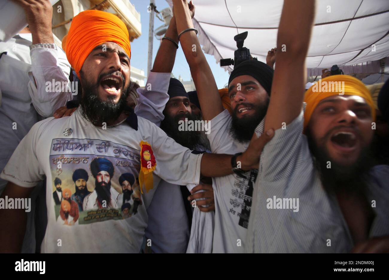 Indian Sikhs shout slogans to protest the 1984 army action by Indian ...