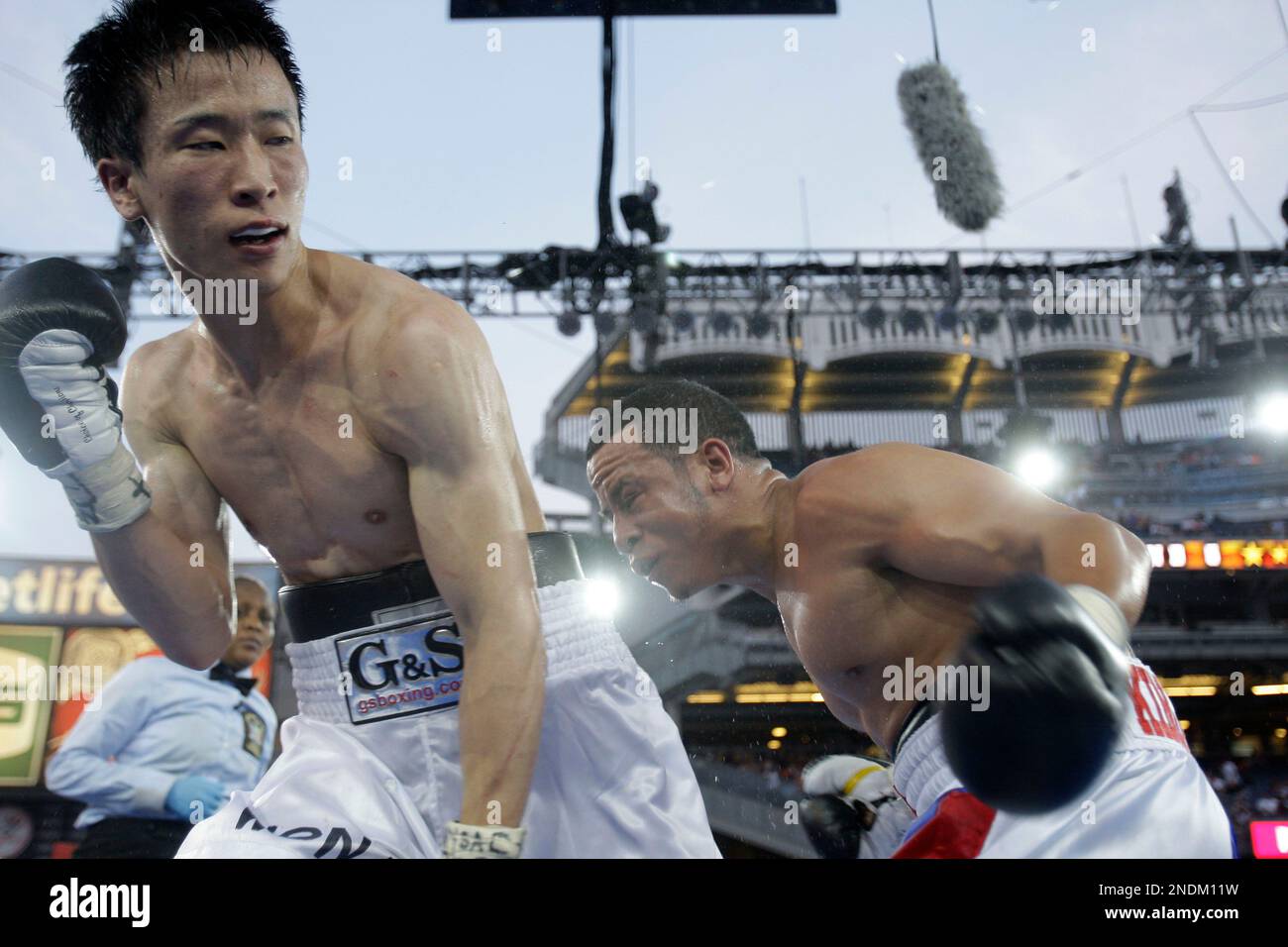 Jae Sung Lee, of Korea, left, evades a punch by Jorge Diaz during the ...