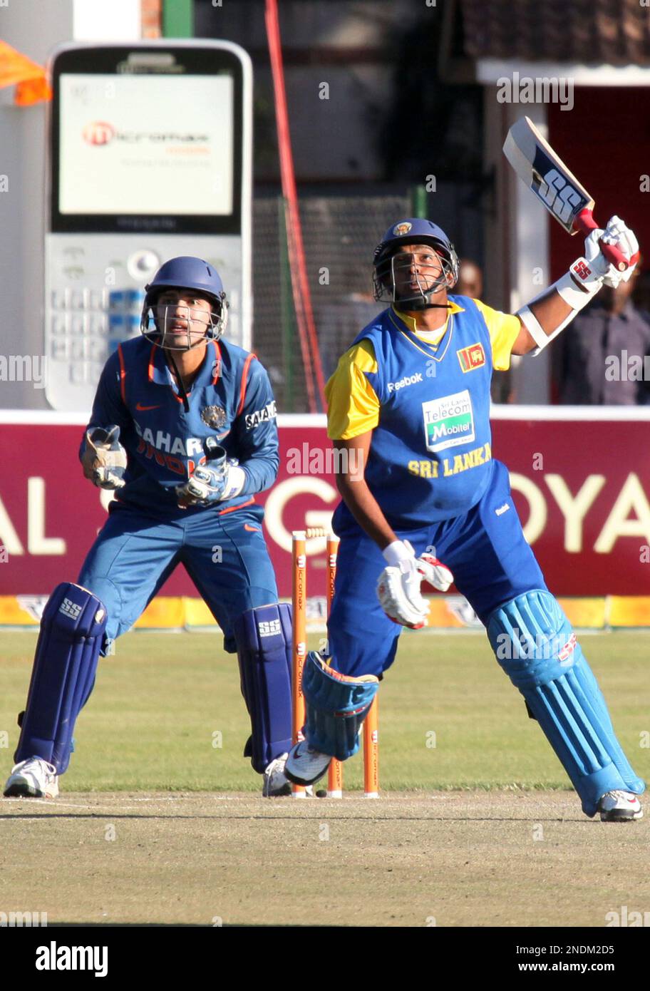 Sri Lankan batsman Thilan Samaraweera, right, looks up after playing a ...